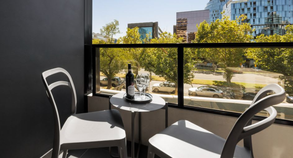 Hotel near Albert Park | Oaks Melbourne St Kilda Road Hotel
